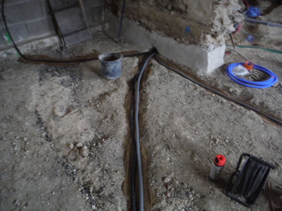 Mise en place des évacuations et gaines électriques dans la maison ...
