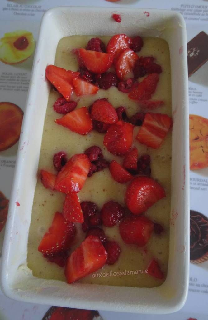Grand financier aux fraises et framboises - auxdelicesdemanue