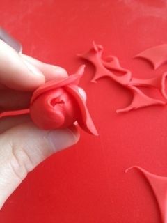 Tuto roses en pâte à sucre - Les Cakes Design de Rémi & Julie
