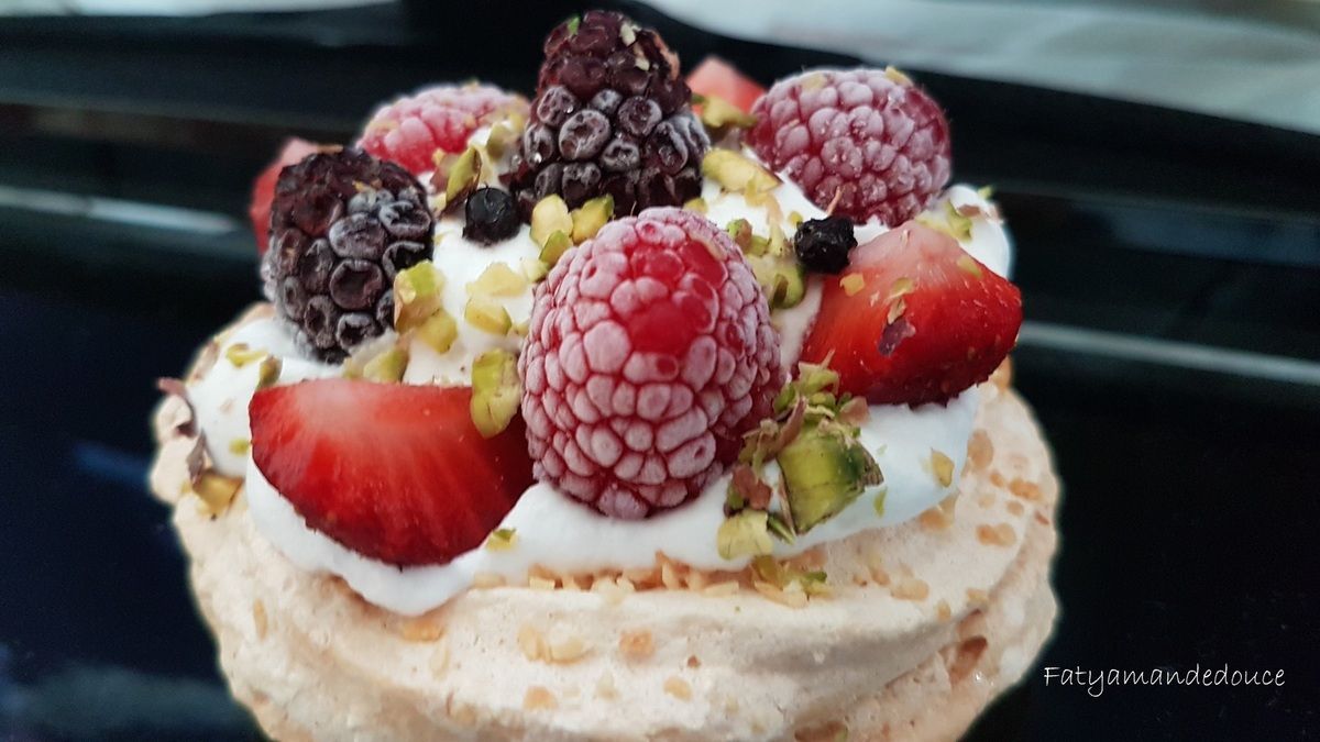 MINI-PAVLOVA AUX FRUITS ROUGES ET AUX PISTACHES - Les recettes de Faty