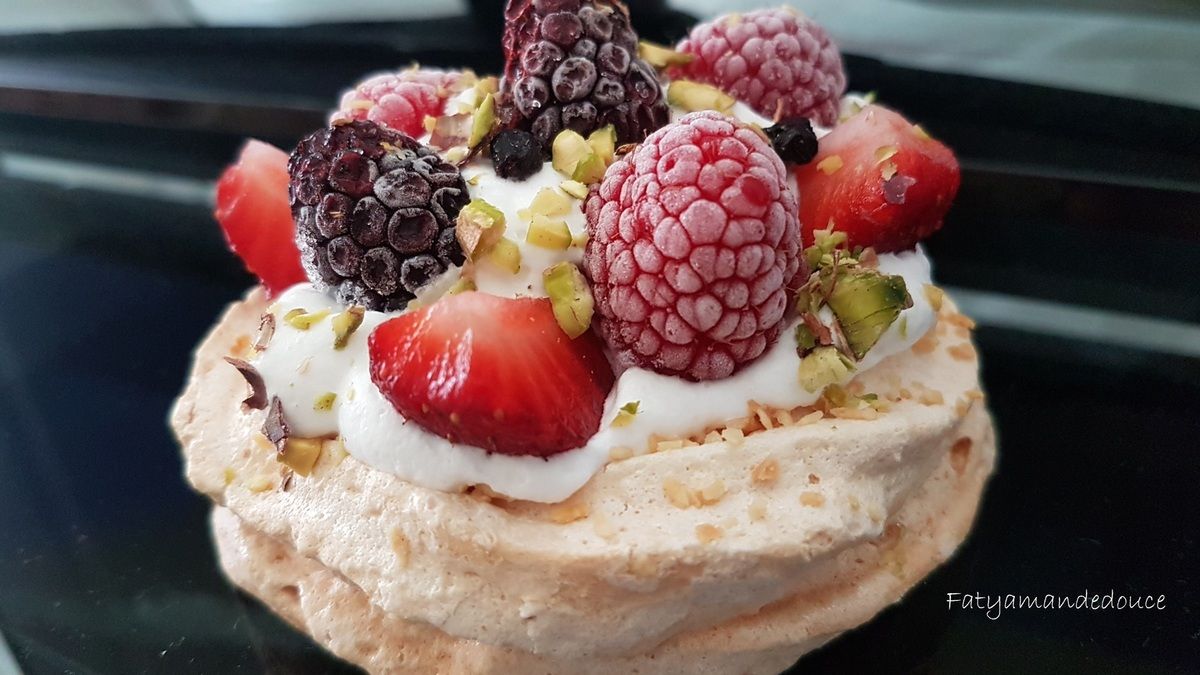 MINI-PAVLOVA AUX FRUITS ROUGES ET AUX PISTACHES - Les recettes de Faty