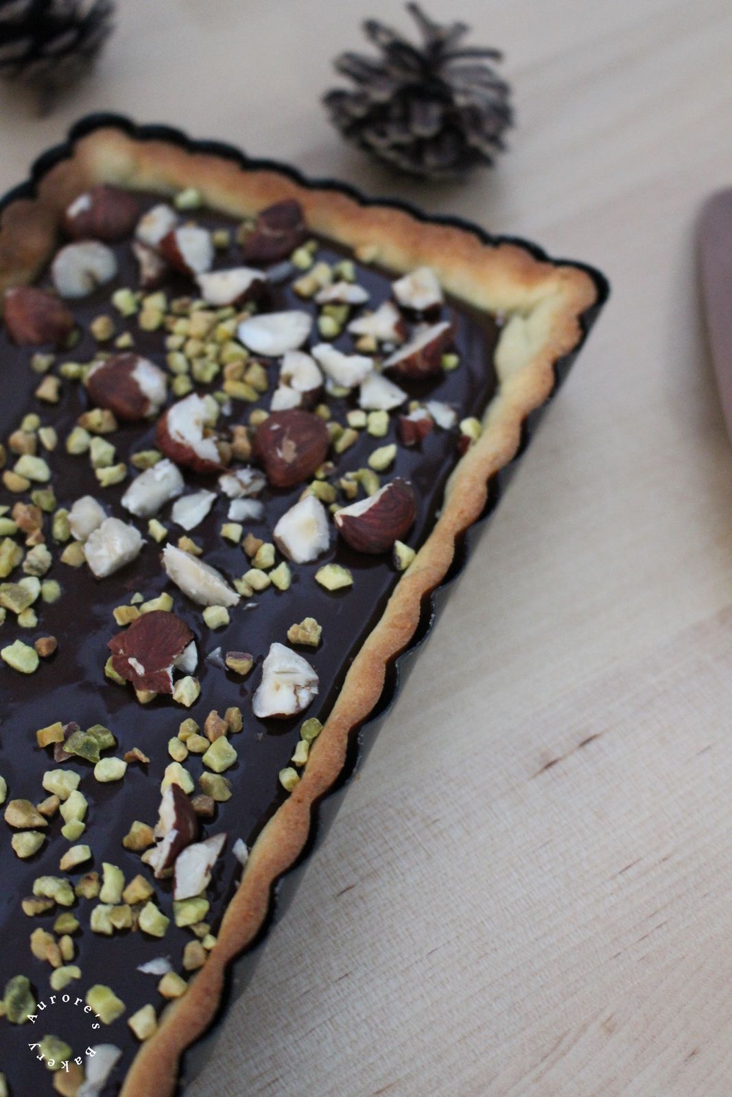 Tarte ganache chocolat & topping noisettes/pistaches. - Aurore's Bakery