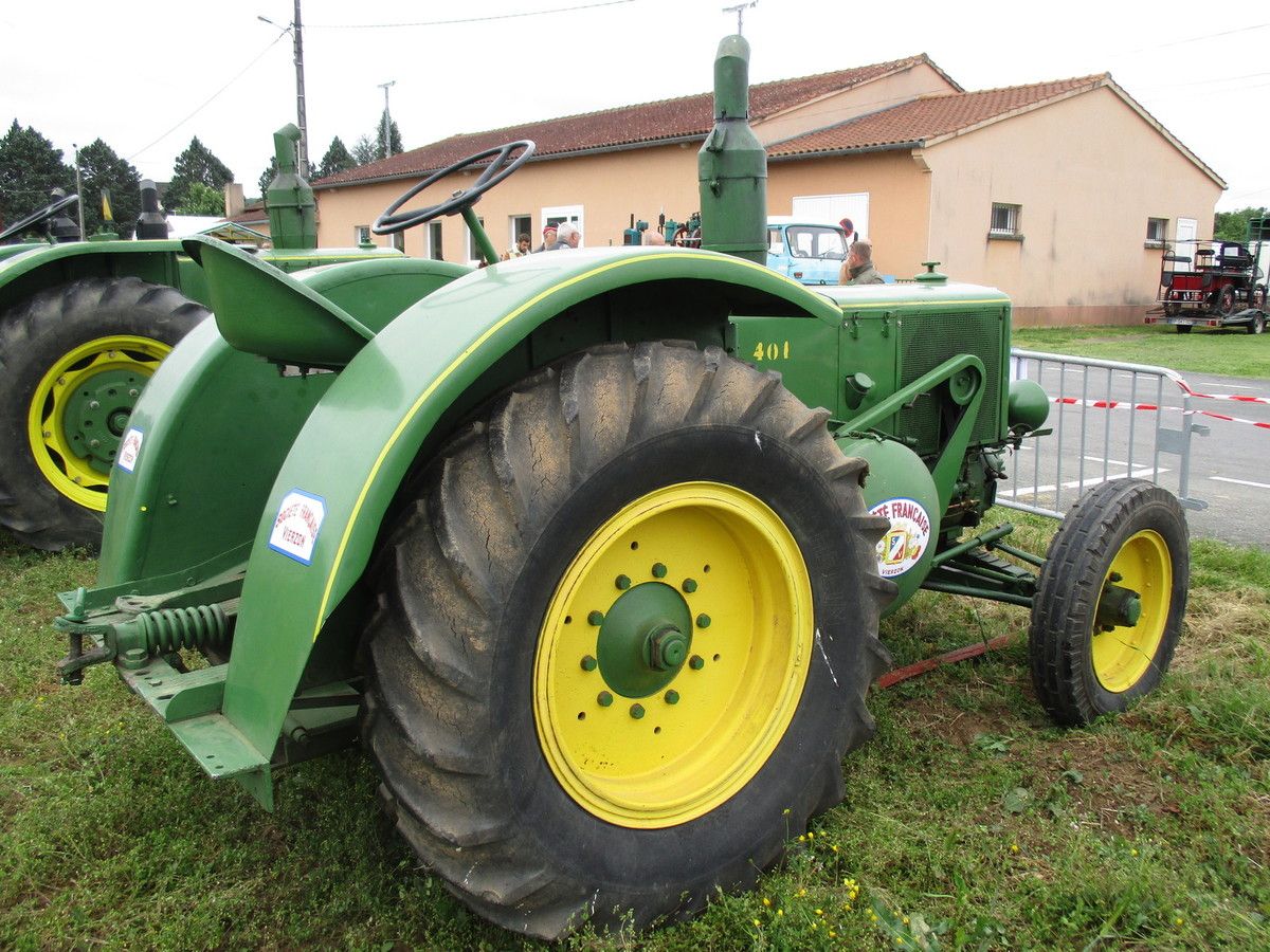 SOCIÉTÉ FRANÇAISE VIERZON : 401 - les tracteurs montdragonnais