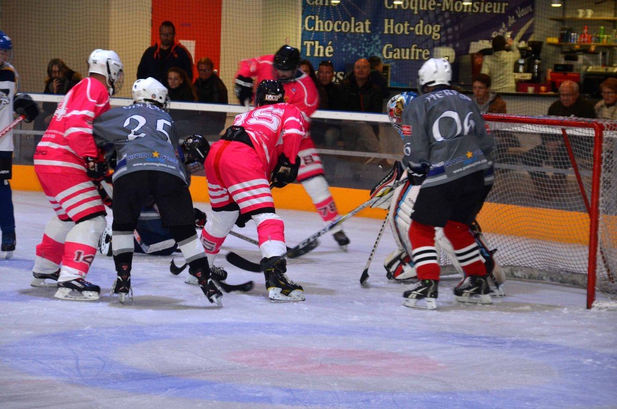 Quatre cents spectateurs réunis au premier match de hockey sur glace ...