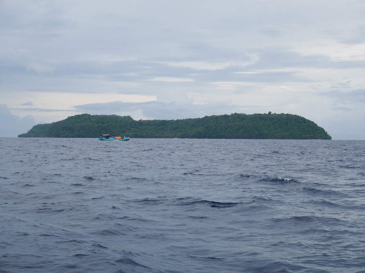Arrivée à l 'île de Run ( Pulau Rhun ), archipel des Banda ...