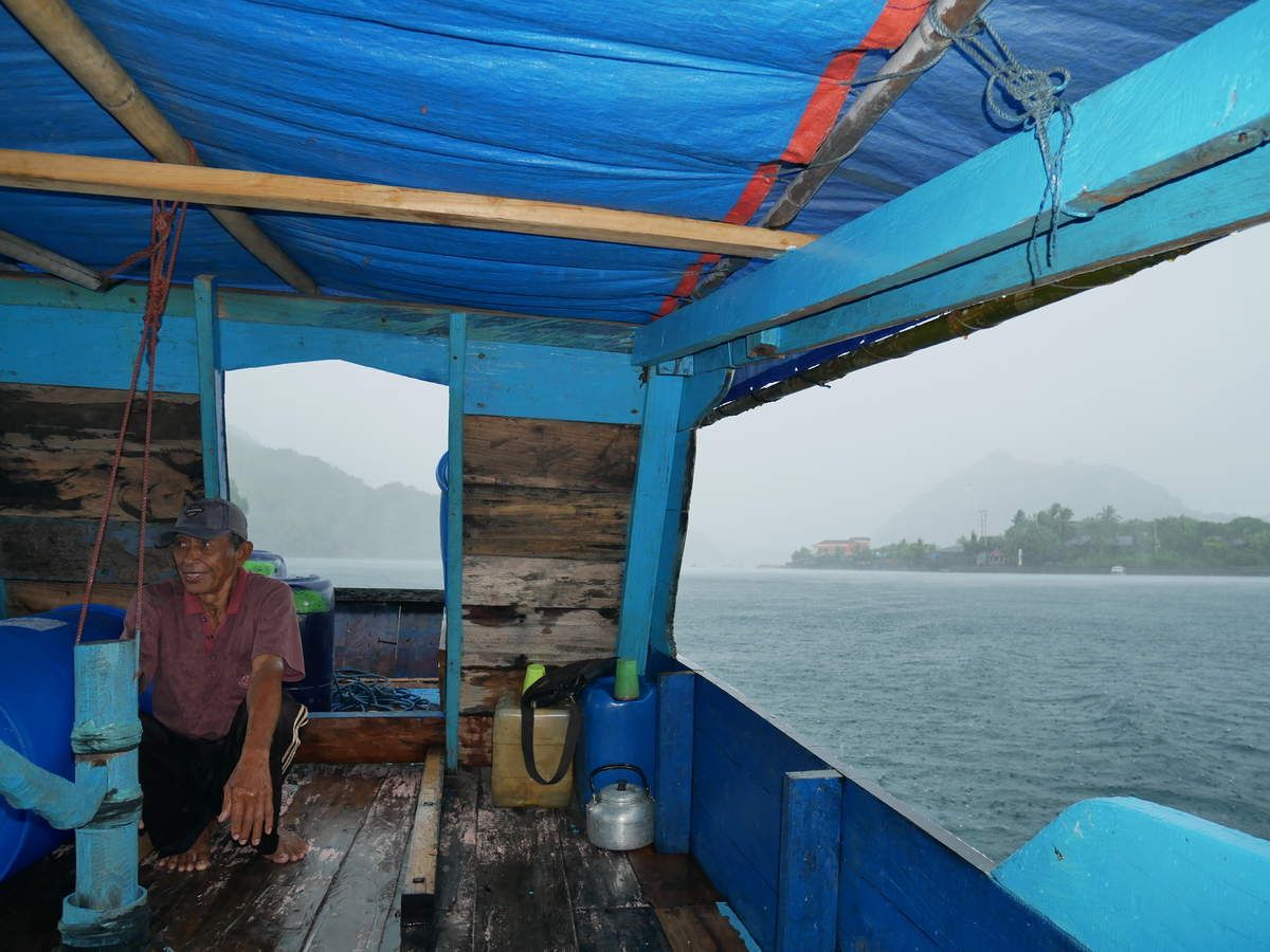 Arrivée à l 'île de Run ( Pulau Rhun ), archipel des Banda ...