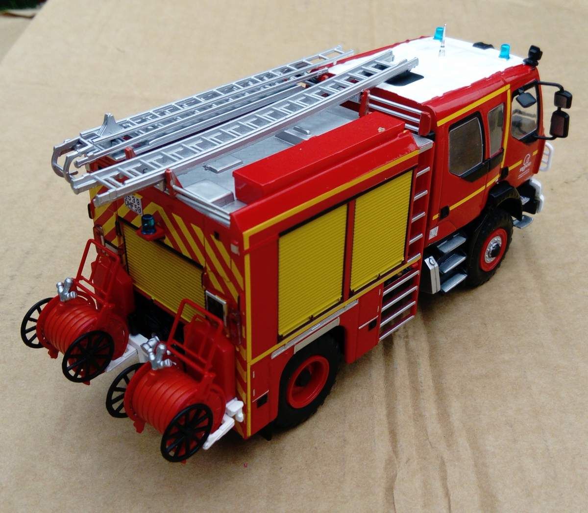 Renault Midlum 4x4 camion citerne rural Gimaex (Hachette)