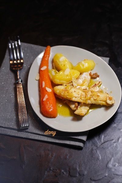 GOUJONNETTES DE SOLE ET LÉGUMES LAQUÉS AUX AGRUMES ET AUX AMANDES