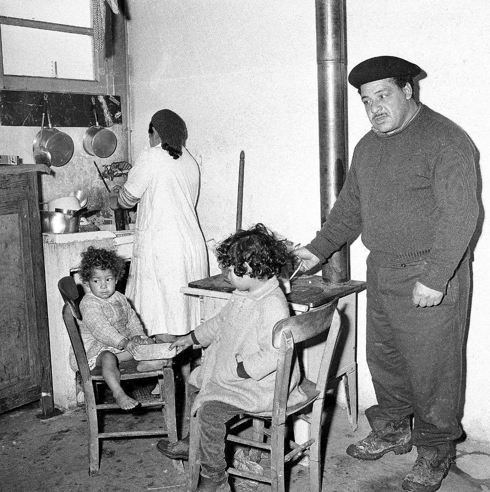 L’œil des archives : au coeur de la vie des harkis du camp de Bias, en Lot-et-Garonne ...