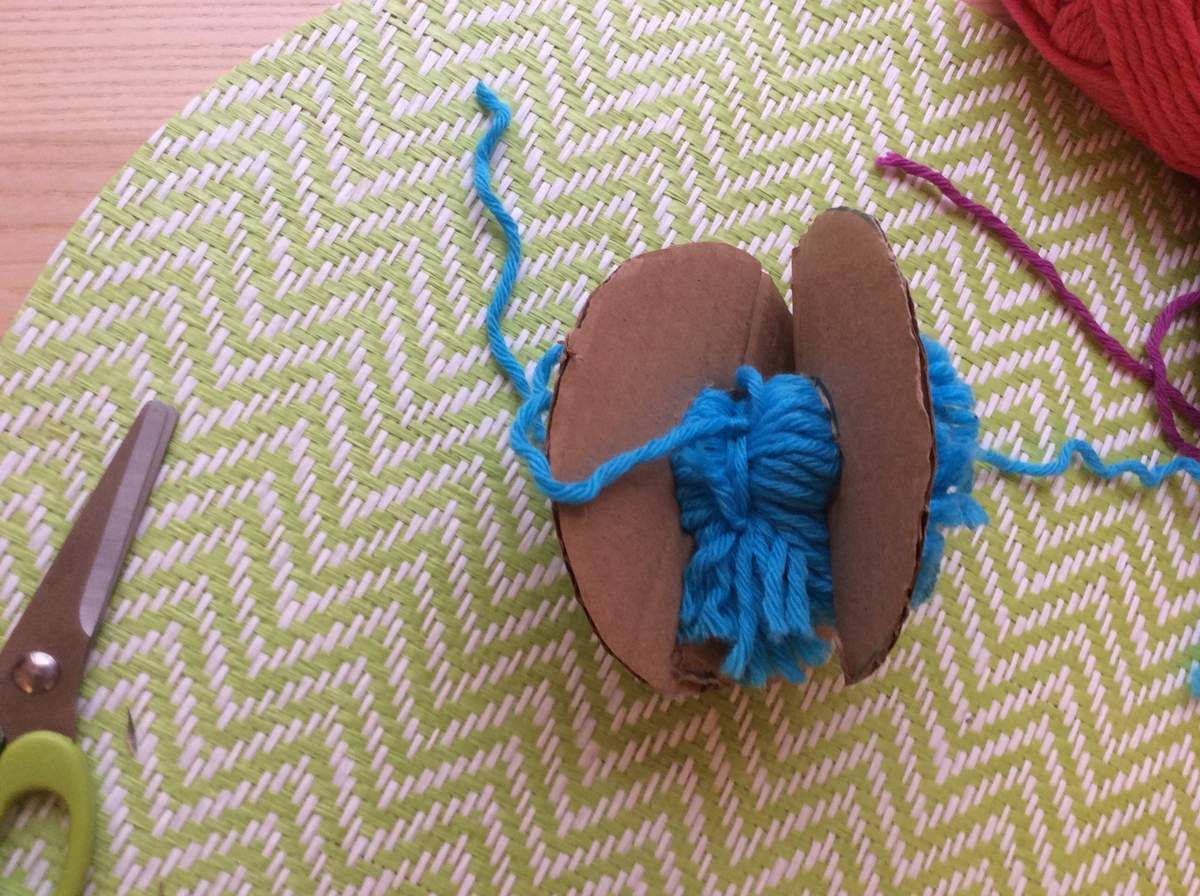 DIY - Faire des Pompons avec du carton. - Mademoiselle Kati O