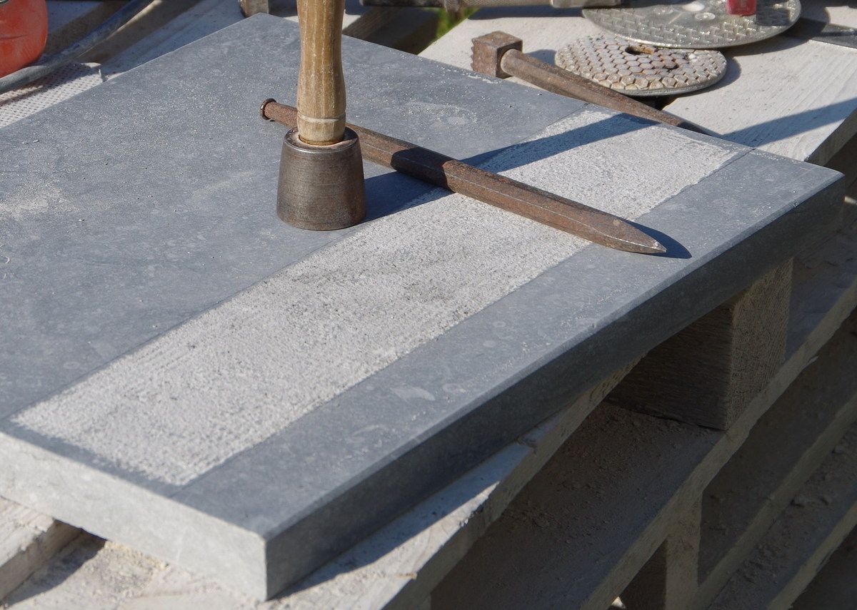 Bouchardé ciselé sur pierre - TAILLE DE PIERRE 62