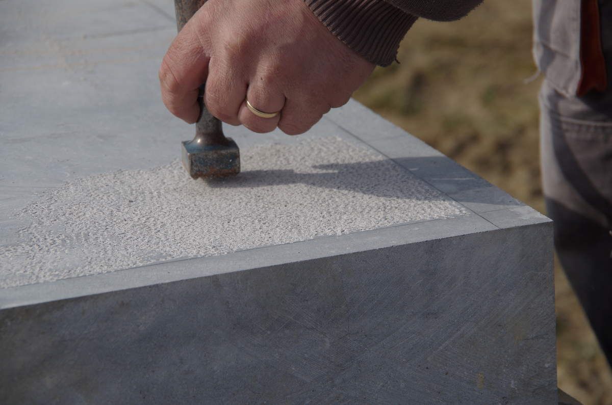 Bouchardé ciselé sur pierre - TAILLE DE PIERRE 62