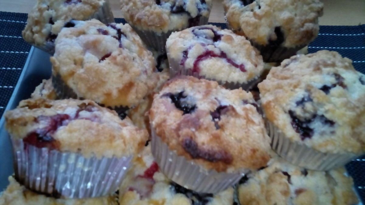 Muffins aux fruits rouges et son crumble - Cooked By Me