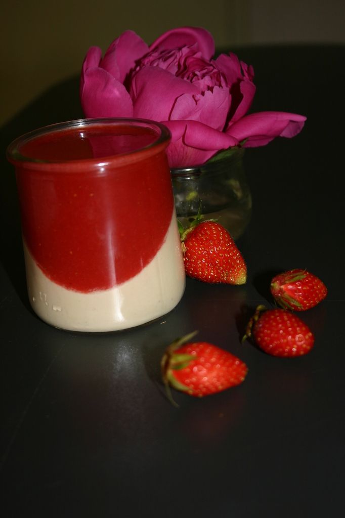 Panna Cotta vanille et coulis de fraises. - oups la gourmande