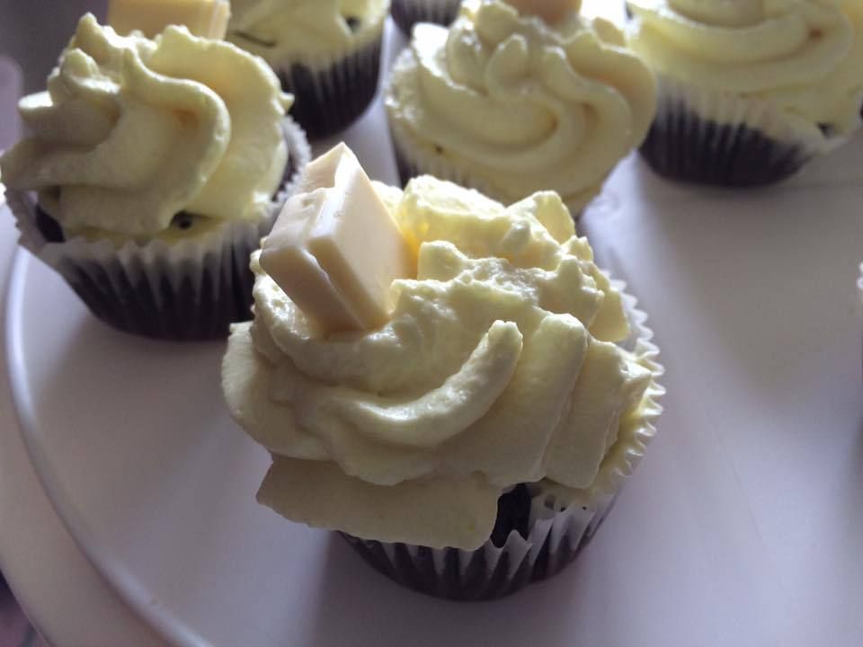 Cupcakes chocolat topping chocolat blanc/bonbon banane - Les Délices de Cat