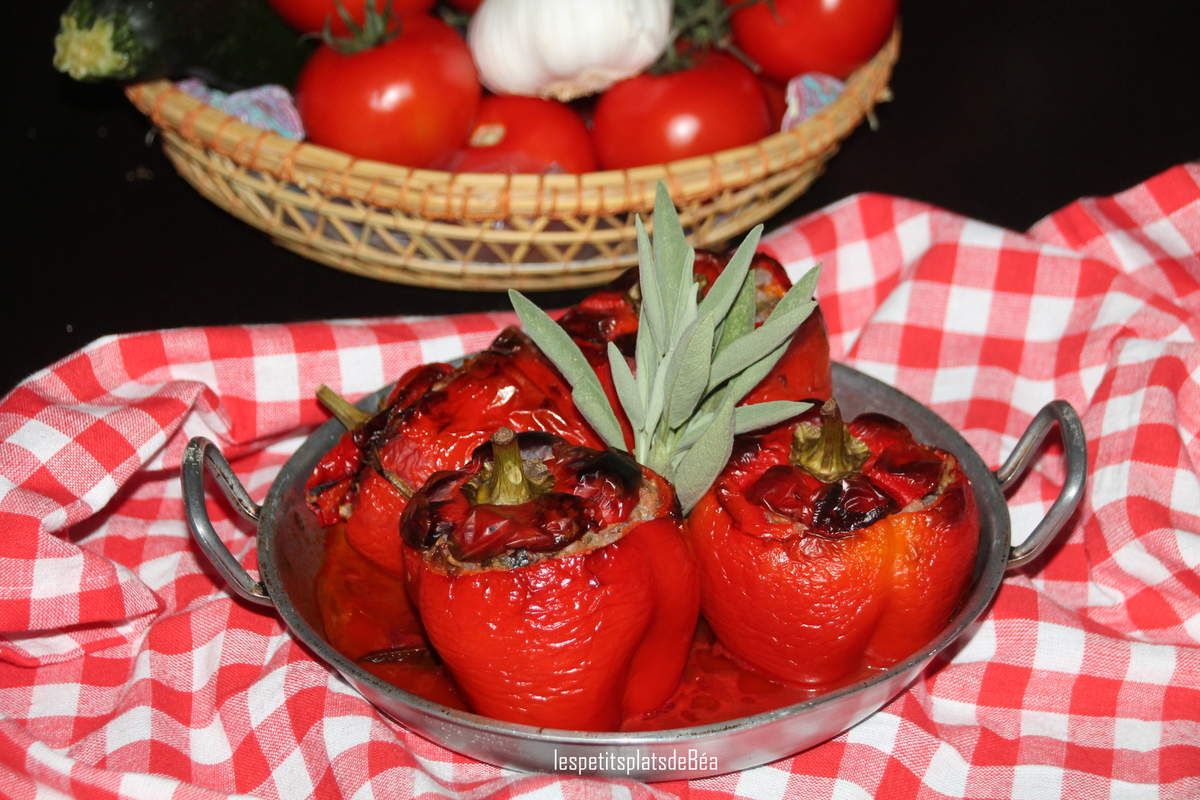 Poivrons rouges farcis à la viande, aux céréales et parfumés à la sauge ...