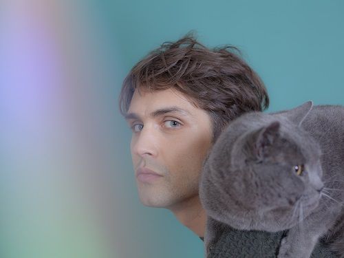 Rencontre avec le chanteur Peter Peter afin de présenter son nouvel ...