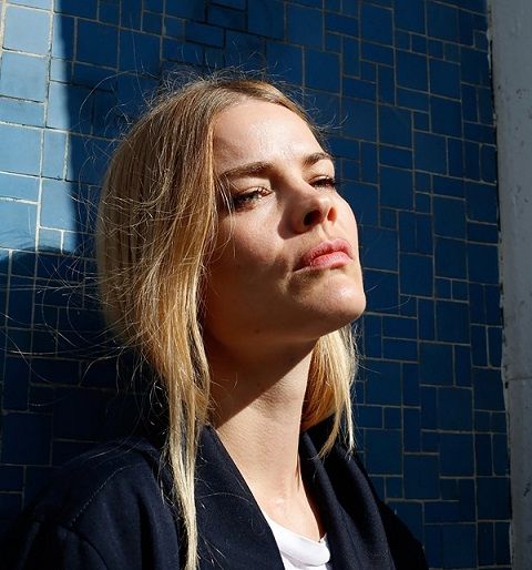 Faites connaissance avec Jennifer Touch à l’occasion de la parution de ...