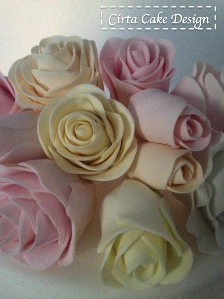 Wedding cake ROSES PASTEL - Cirta Cake Design - Gâteau en pâte à sucre