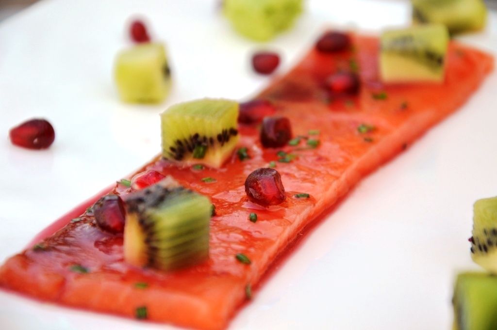 Filet de truite fumée, vinaigrette à la réduction de grenade et au ...