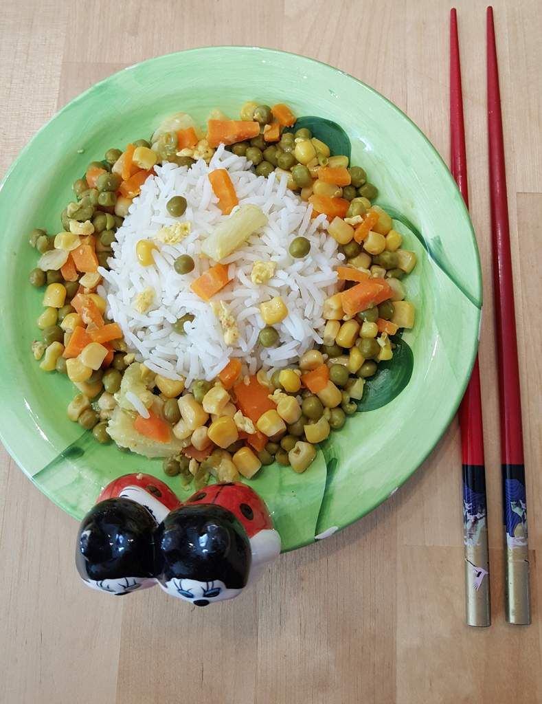 Wok de riz, oeufs et jardinière de légumes à l'ananas - Zen et Végétarienne