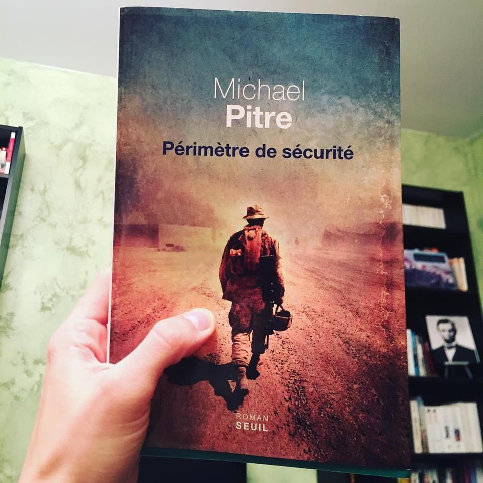 Périmètre de sécurité, de Michael Pitre. - Des étagères et des livres
