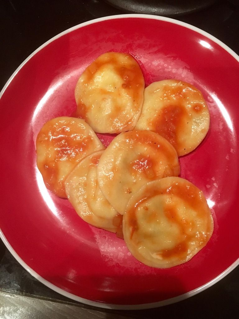Raviolis maison à la ricotta, jambon Serrano, persillade et sa sauce ...