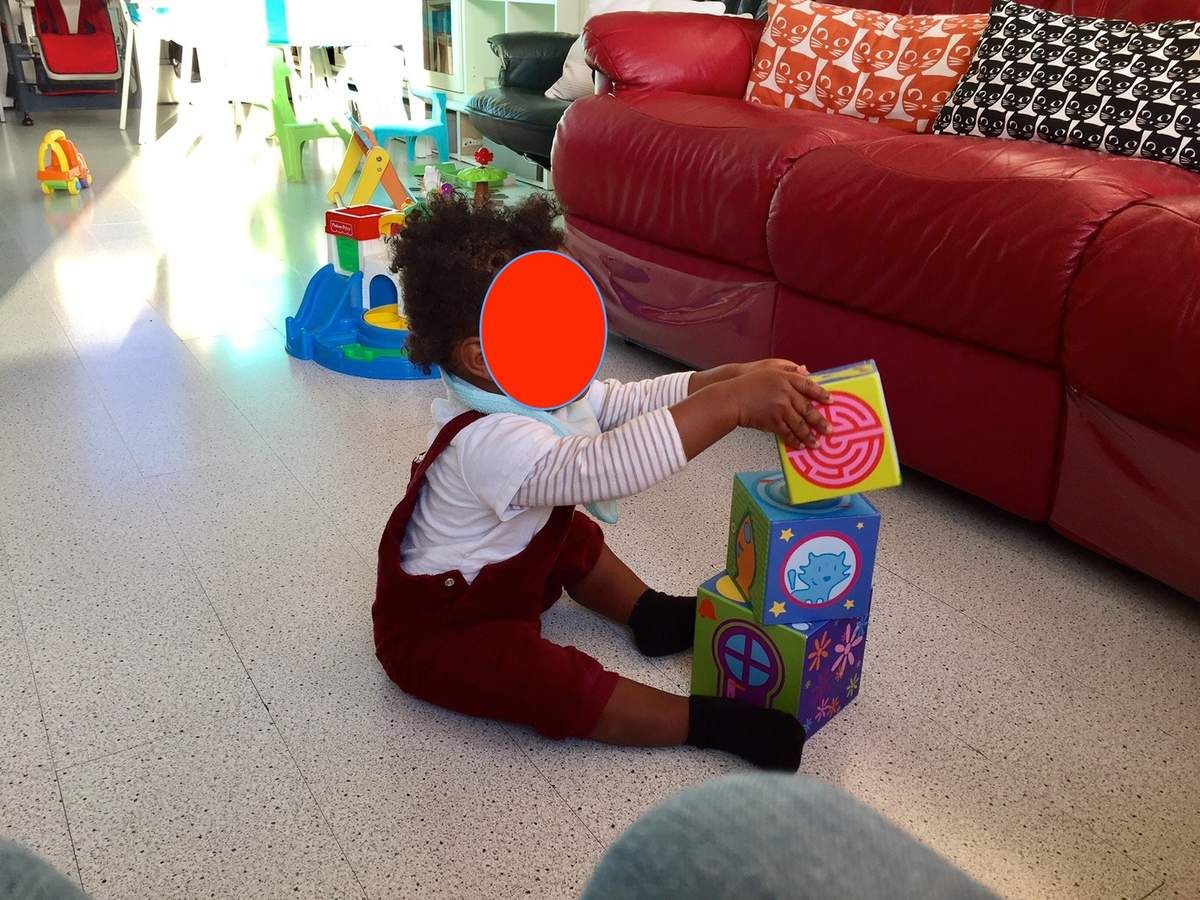 On joue aux cubes? - Les pérégrinations de Fabi au Pays des nounous