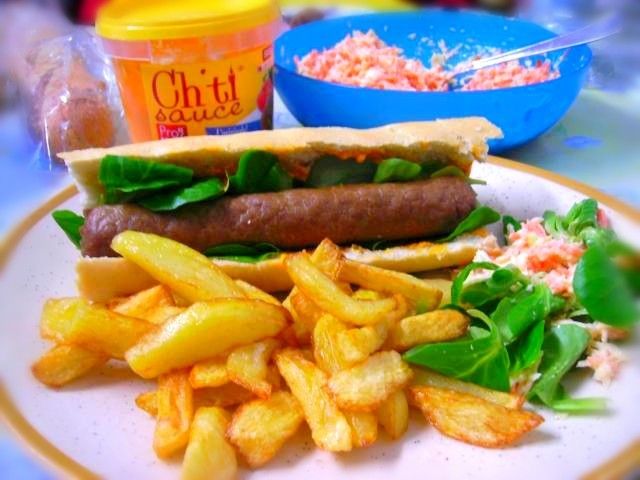 américain fricadelle sauce ch'ti et frites fraîches ...