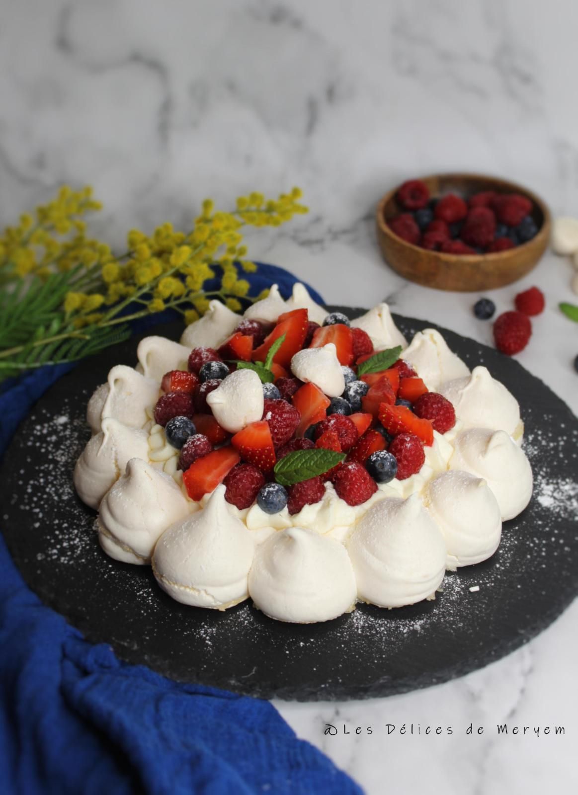 Pavlova aux Fruits Rouges - Les Délices de Meryem