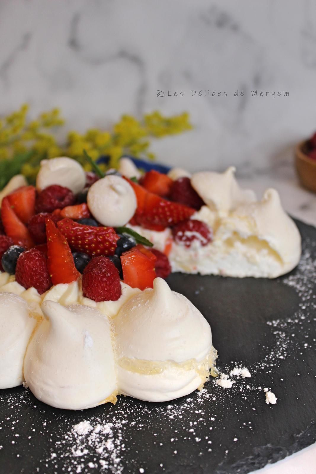 Pavlova aux Fruits Rouges - Les Délices de Meryem