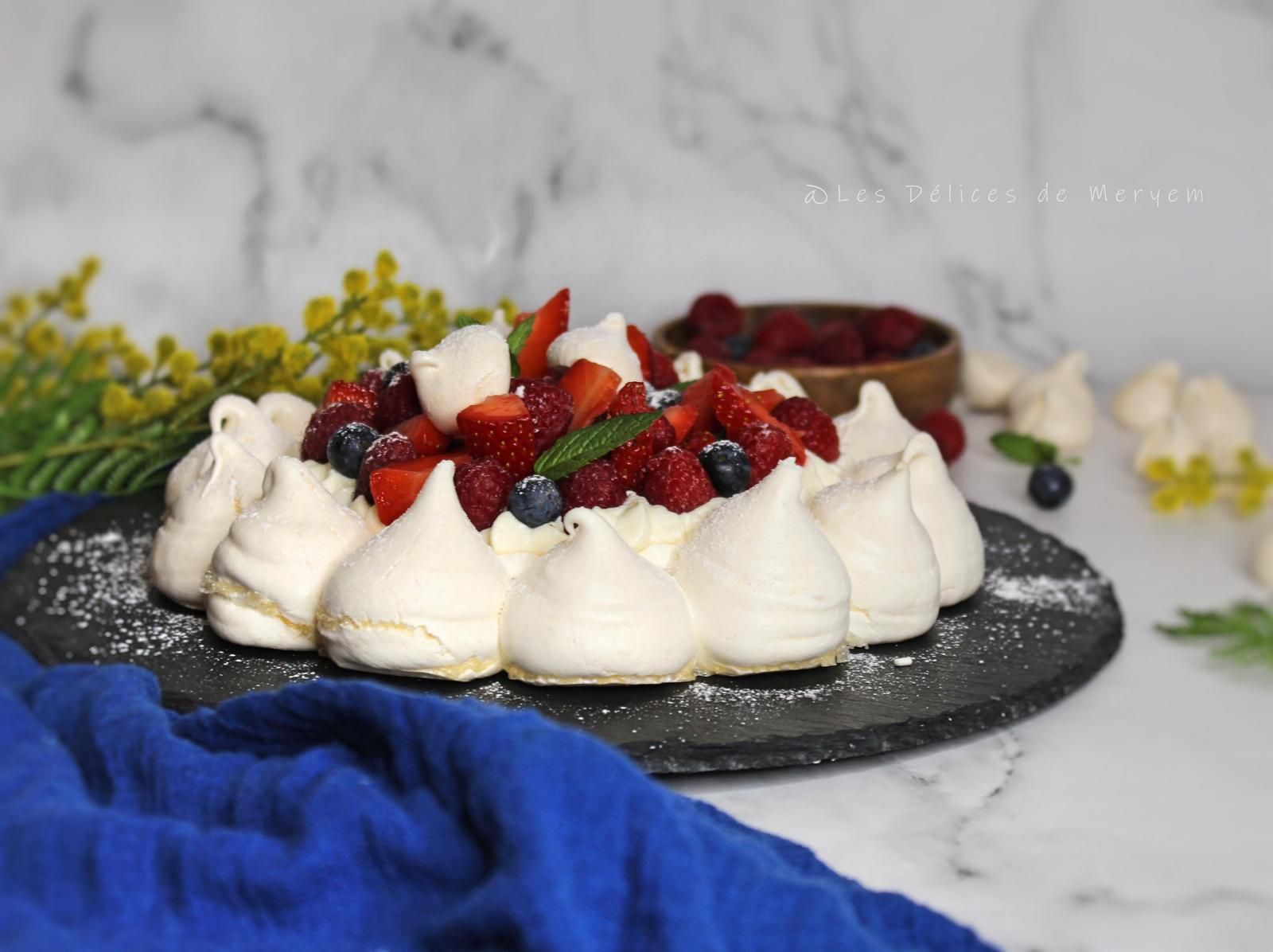 Pavlova aux Fruits Rouges - Les Délices de Meryem