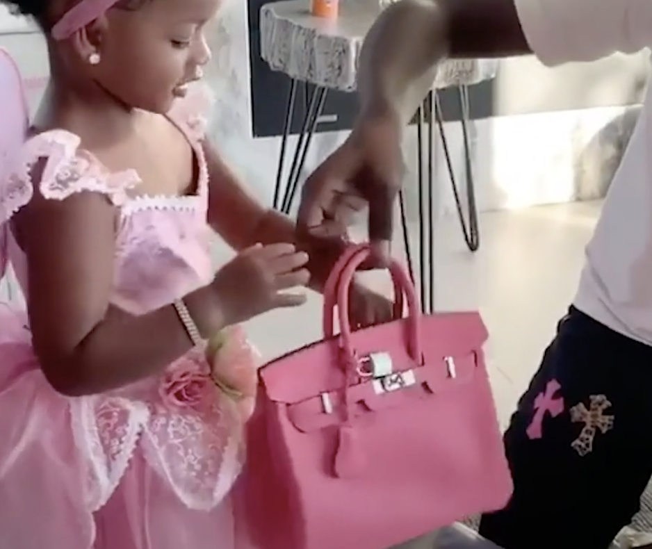 Cardi B Et Sa Fille Kulture Sortent Dans Leurs Sacs Roses Hermès