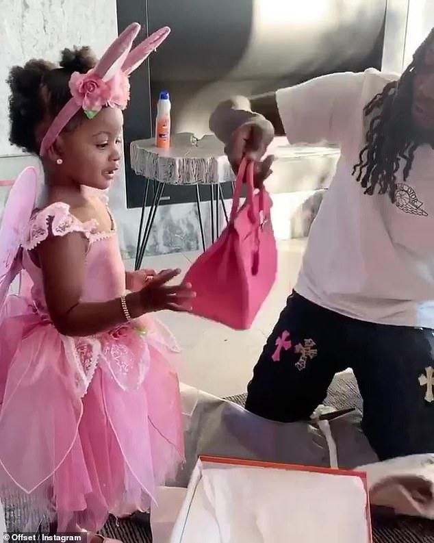 Cardi B Et Sa Fille Kulture Sortent Dans Leurs Sacs Roses Hermès