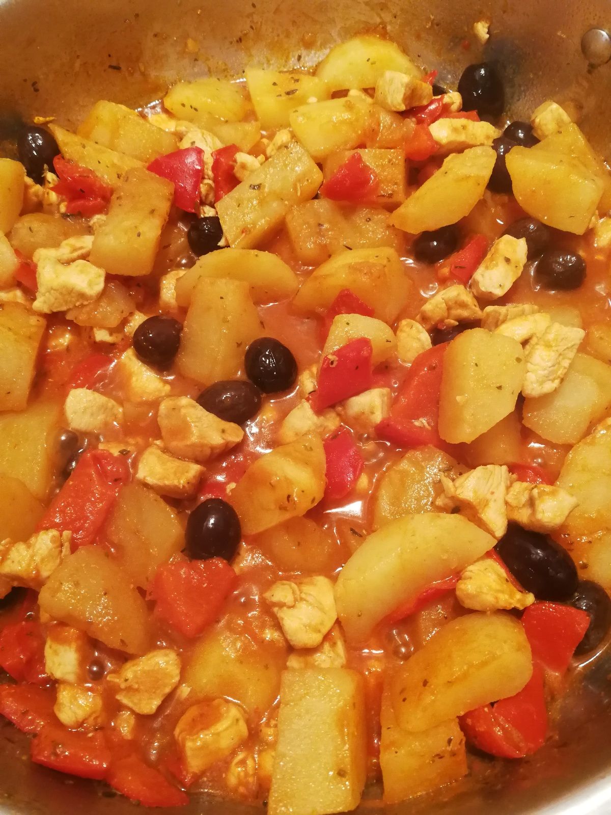 Poulet à La Sauce Tomate Poivrons Pommes De Terre Et Olives Cuisine