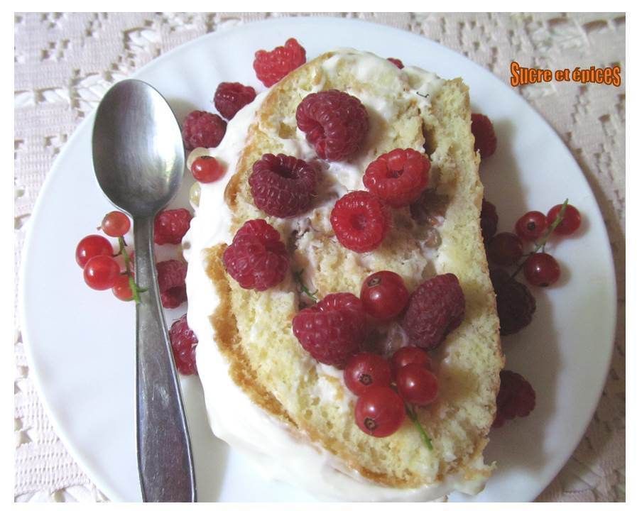 Gâteau roulé aux fruits rouges - www.sucreetepices.com