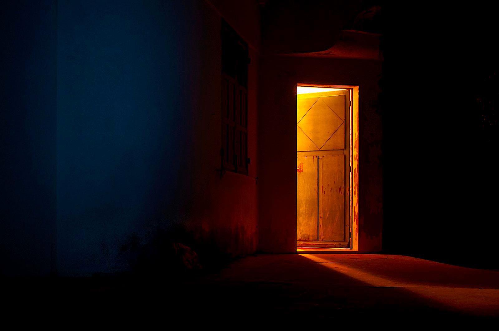 La porte sort de ses gonds - lafreniere&poesie